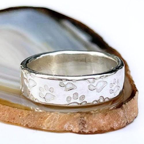 Silver cremation ash memorial ring with embossed paw prints – Outside Sol